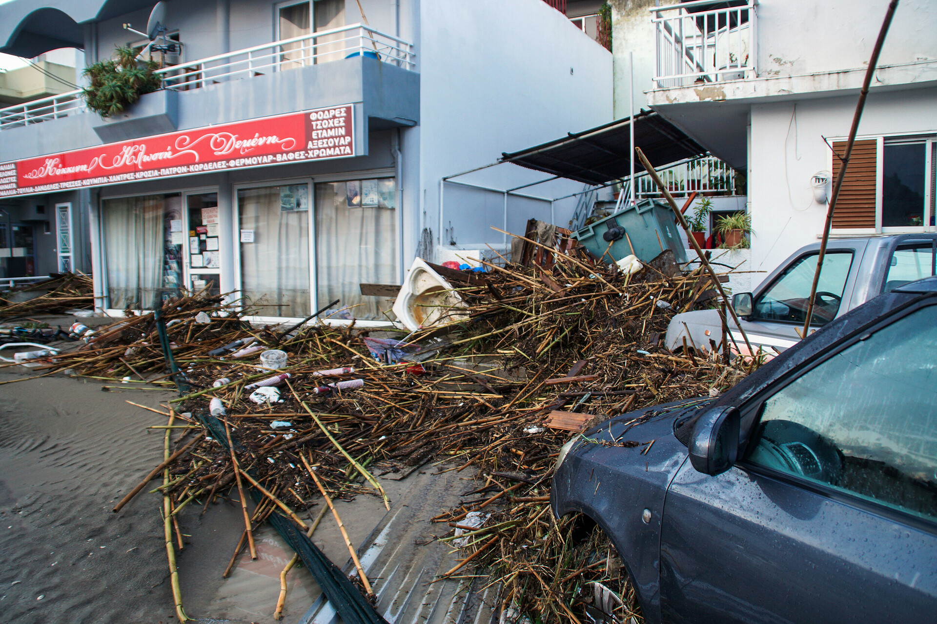 Ρόδος: Εικόνες καταστροφής την επομένη της κακοκαιρίας Bora - 80 απεγκλωβισμοί | LiFO